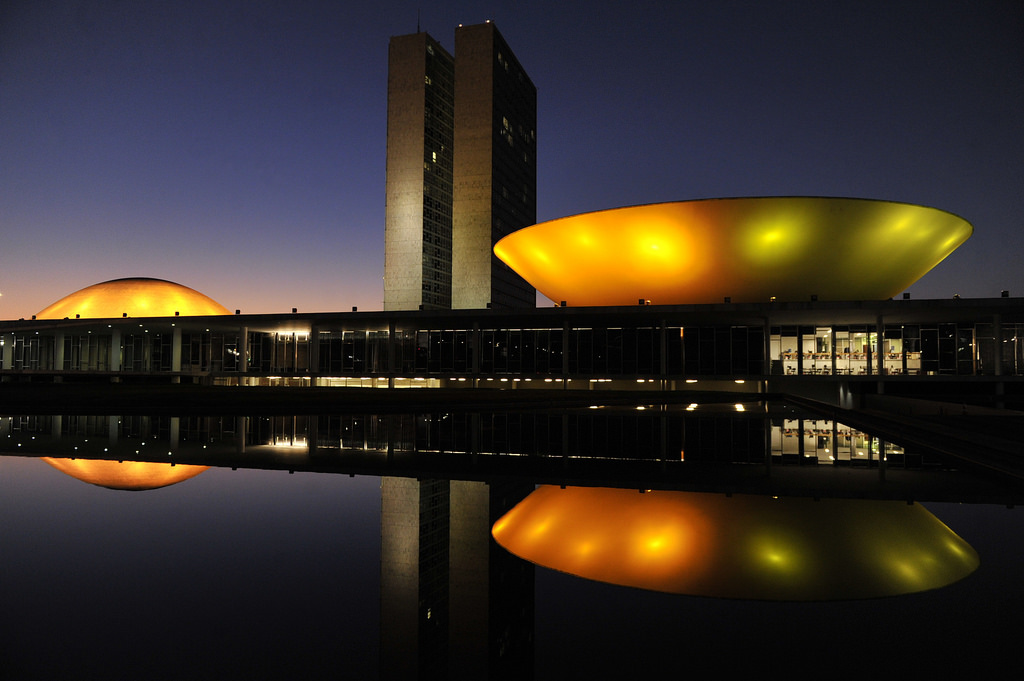 A Política Brasileira, A Queda da Bastilha e A Revolução - Empório do ...